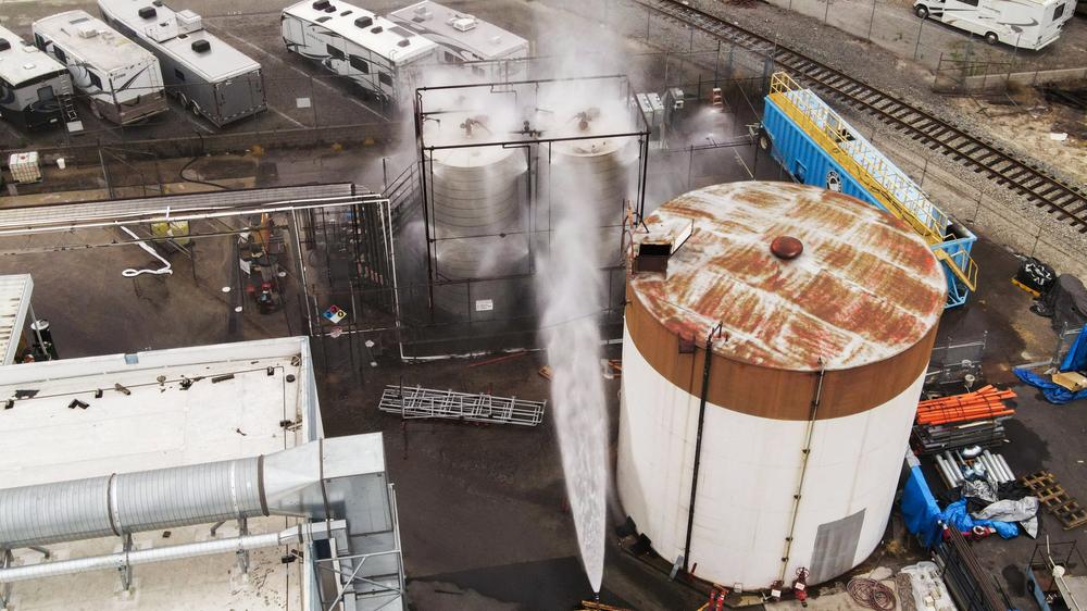 Drohender Chemieunfall: Tank in Kalifornien laut Feuerwehr nicht mehr ...