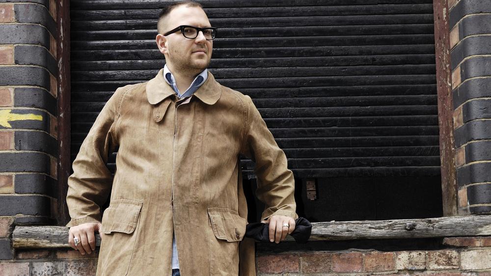 Cory Doctorow: "Wer an Verschwörungen glaubt, ist nicht verloren" | DIE ...