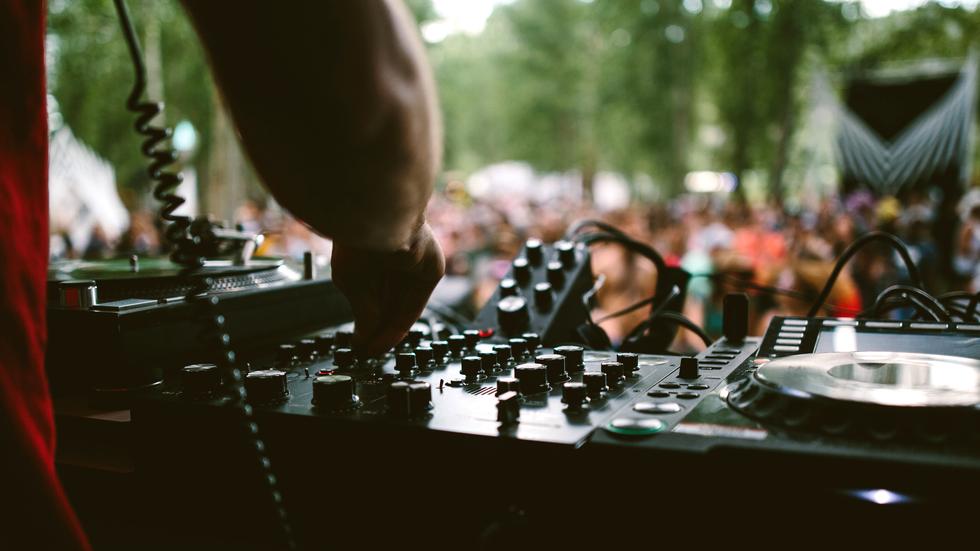 Techno in der Corona-Krise: DJ Superspreader | ZEIT ONLINE