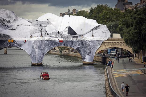 JR am Pont Neuf: In Paris platzt ein Gebirge | DIE ZEIT