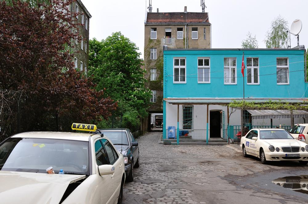 Moscheen in Deutschland: Beten zwischen Autoreifen und Mülltonnen | DIE ...