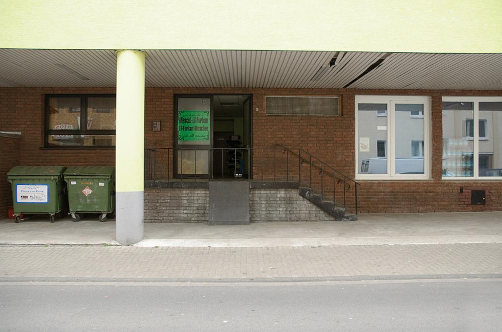 Moscheen in Deutschland: Beten zwischen Autoreifen und Mülltonnen | DIE ...