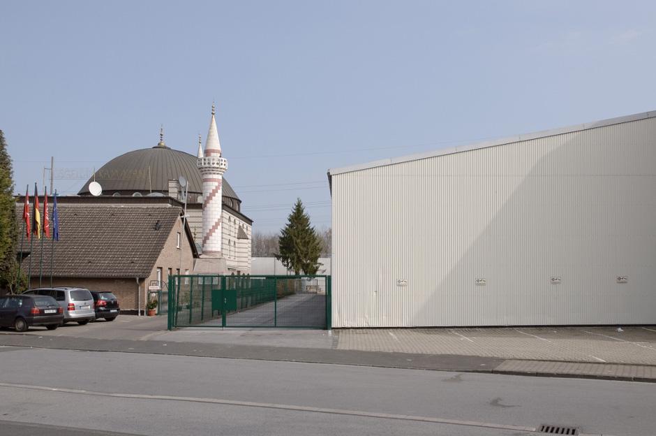 Moscheen in Deutschland: Beten zwischen Autoreifen und Mülltonnen ...