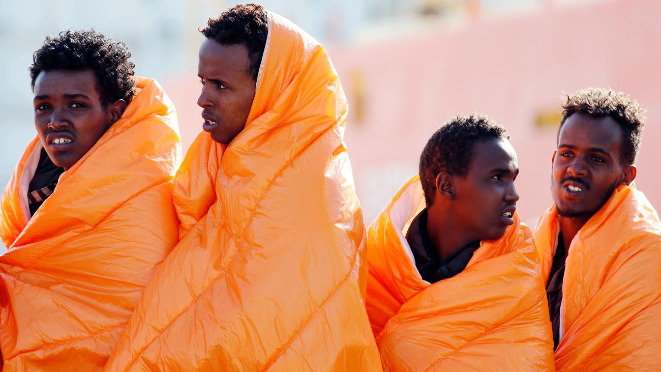 Italien K stenwache Rettet Mehr Fl chtlinge Im Mittelmeer ZEIT ONLINE