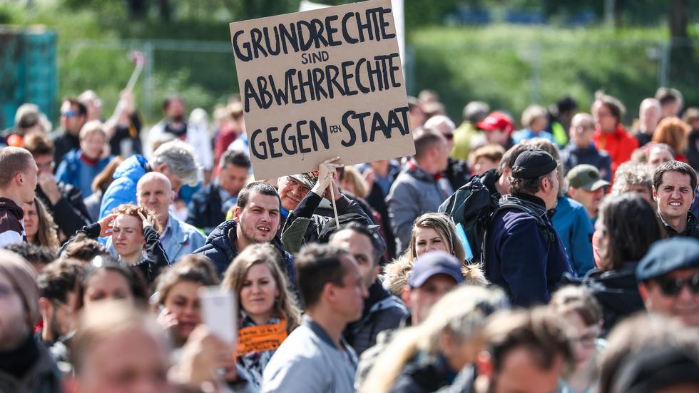 Corona-Demonstrationen: Tausende demonstrieren in Stuttgart gegen ...