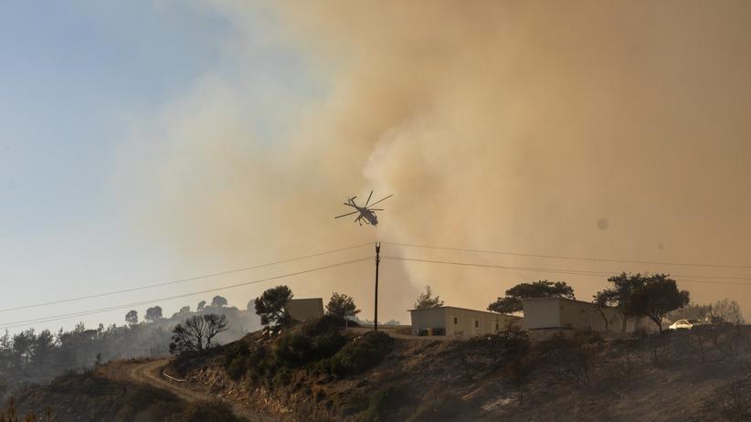 Waldbrände: Feuer auf Rhodos wüten weiter, Tausende Touristen in ...