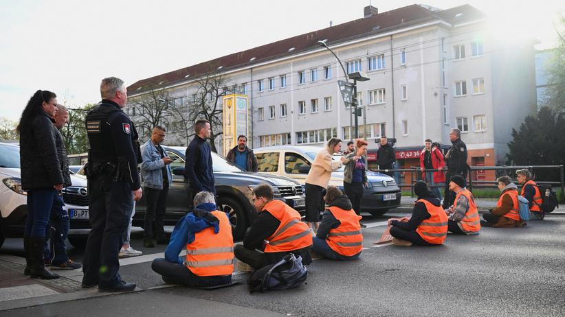 Klimaprotest: Letzte Generation blockiert Verkehr in Berlin an mehr als ...