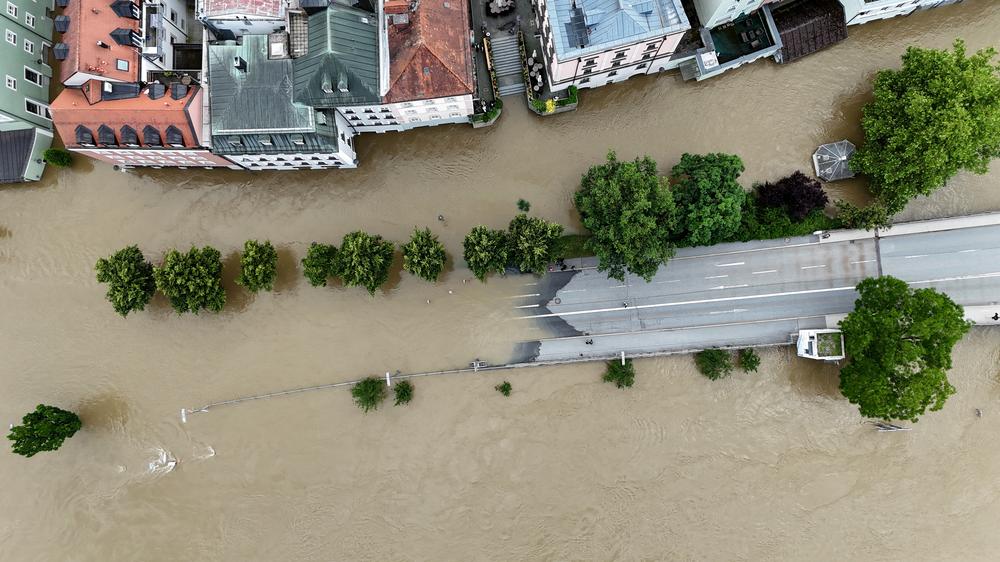 Hochwasser: Sorge um Vermisste, kritische Lage in Ostbayern, Atommülllager sicher | ZEIT ONLINE