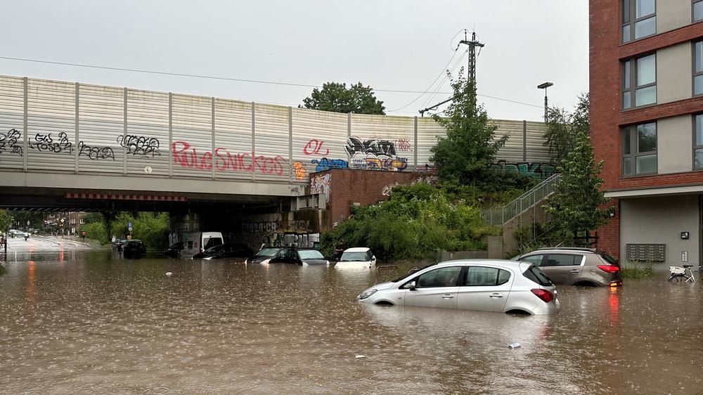 Unwetter in Deutschland: Starkregen sorgt für überflutete Straßen in mehreren Bundesländern ...