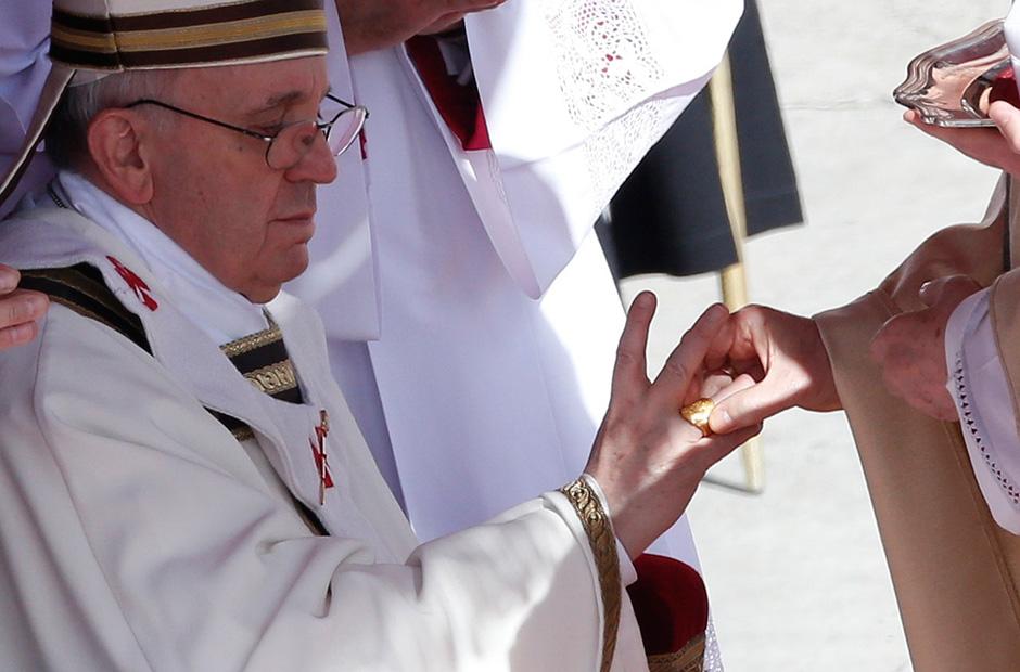 Franziskus: Fischerring und Pallium für den neuen Papst | ZEIT ONLINE