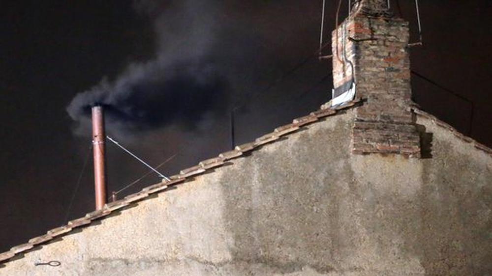 Konklave: Schwarzer Rauch am ersten Tag der Papstwahl | DIE ZEIT