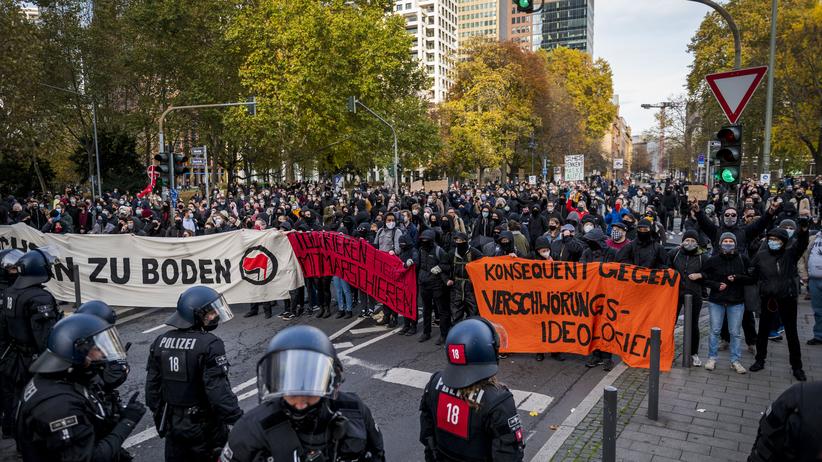 Querdenken-Protest: Polizei setzt Wasserwerfer gegen Demonstrierende ...