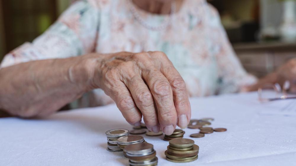 Altersarmut: Frauen verfügen im Alter über ein Viertel weniger Geld als ...
