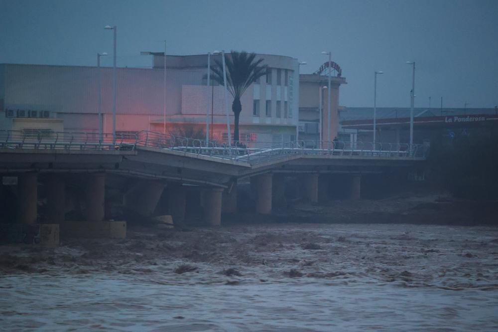 Unwetter in Spanien: Städte unter Wasser | DIE ZEIT