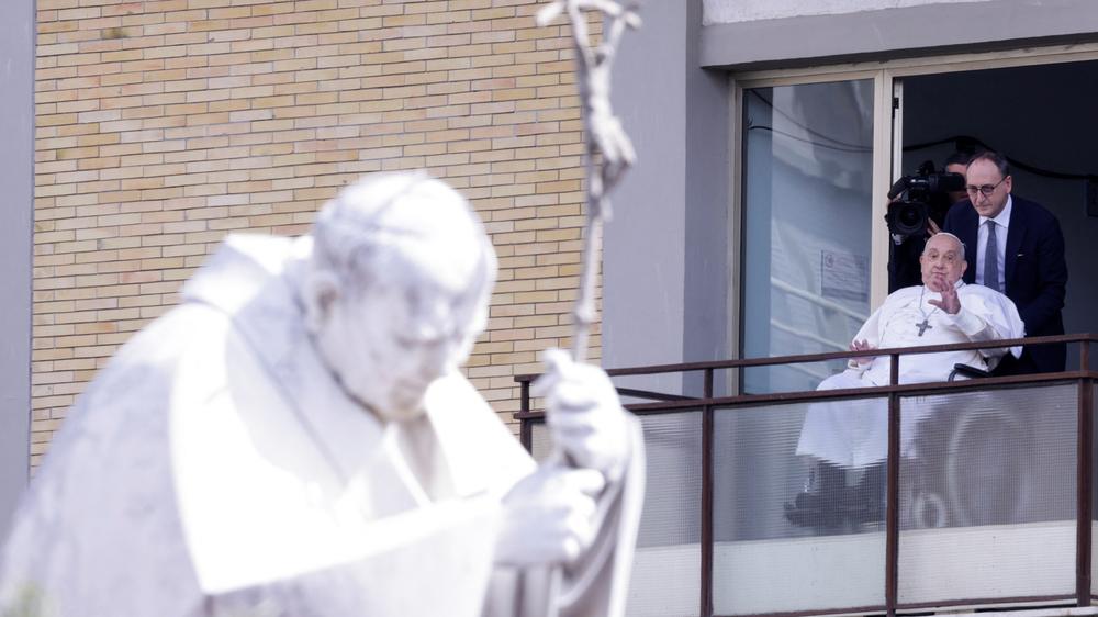 Vatikan: Papst Franziskus hat laut Arzt zweimal nur knapp überlebt ...