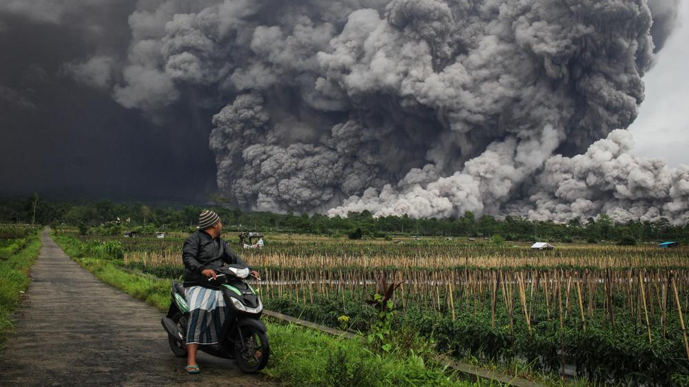 Indonesien: Hunderte bringen sich auf Java vor Vulkan Semeru in ...