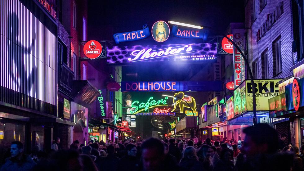 Leuchtreklamen der Reeperbahn: Wo die Neonwürstchen tanzen | ZEIT ONLINE