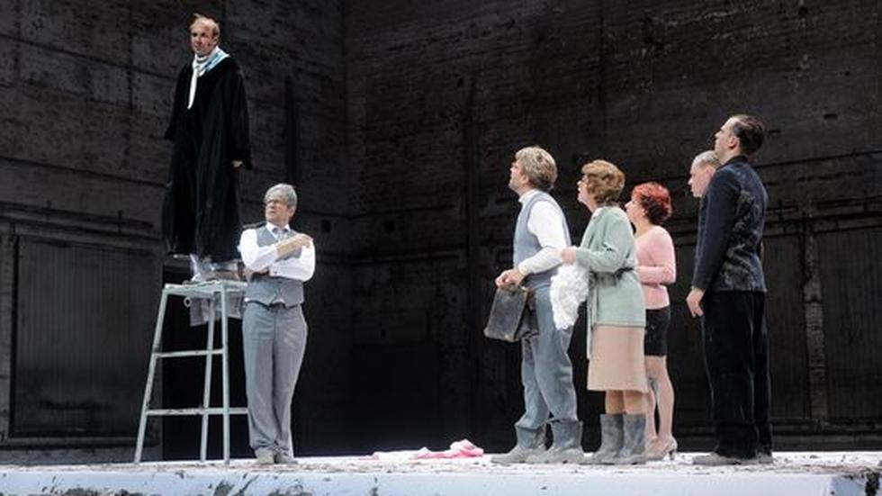 Wiener Burgtheater: Wie man das Böse einzäunt | ZEIT ONLINE