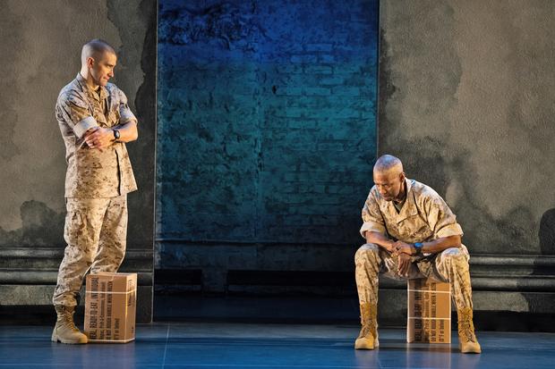 Hollywoodstars am Broadway: Man schaut in der Pause etwas betreten auf ...