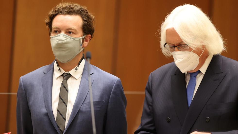 US-Schauspieler: Danny Masterson muss für Vergewaltigungen 30 Jahre in ...