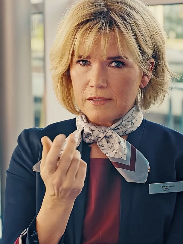 Serie der Deutschen Bahn: Senk ju vor träwelling with Anke Engelke ...