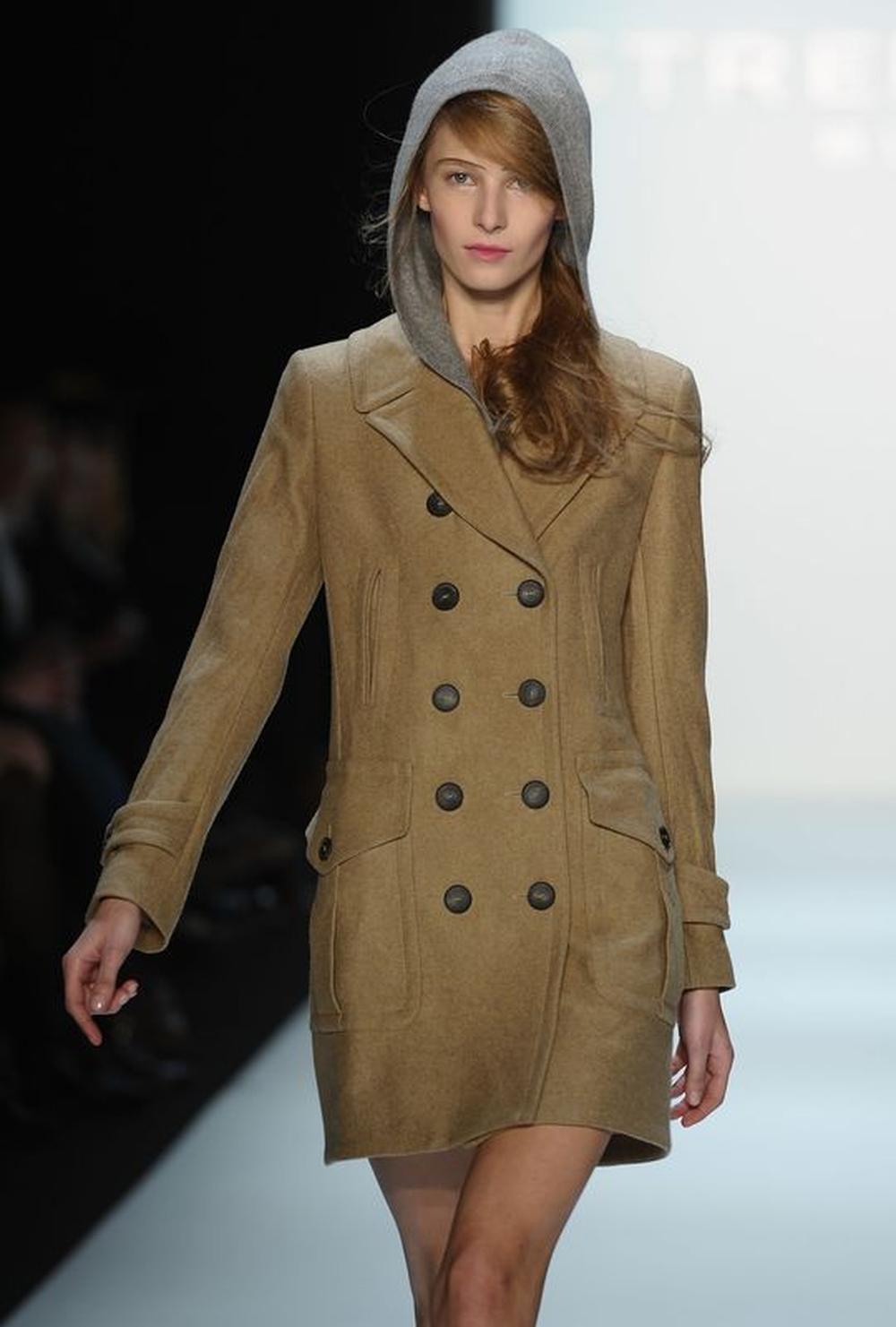 Höhepunkte der Berlin Fashion Week: Pailletten und Pelze | ZEIT ONLINE