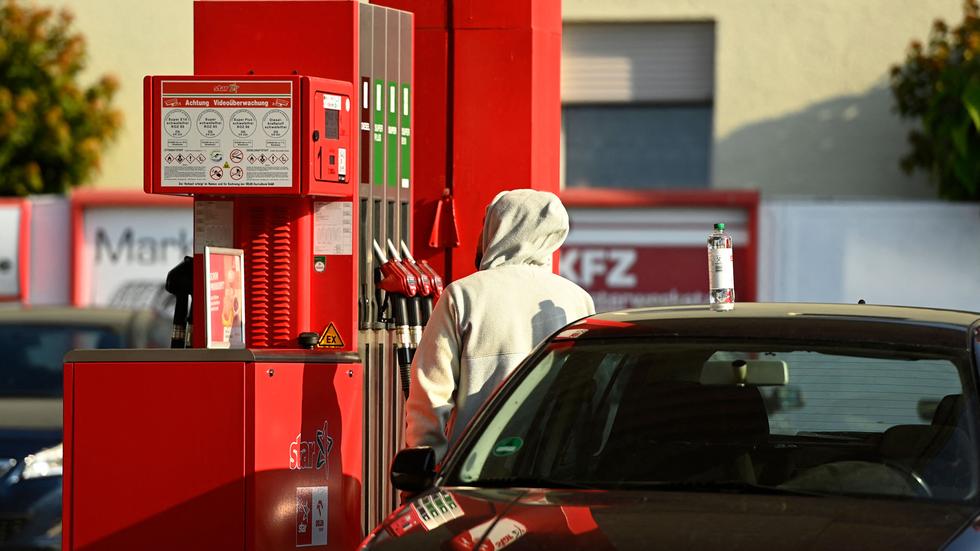 Spritpreise: Hohe Spritpreise machen 2022 zum teuersten Tankjahr aller ...