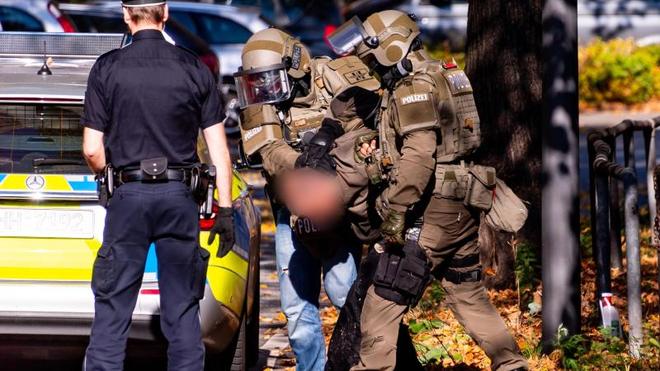 Großeinsatz in Wandsbek: SEK nimmt verschanzten Mann in Hamburg fest | DIE ZEIT