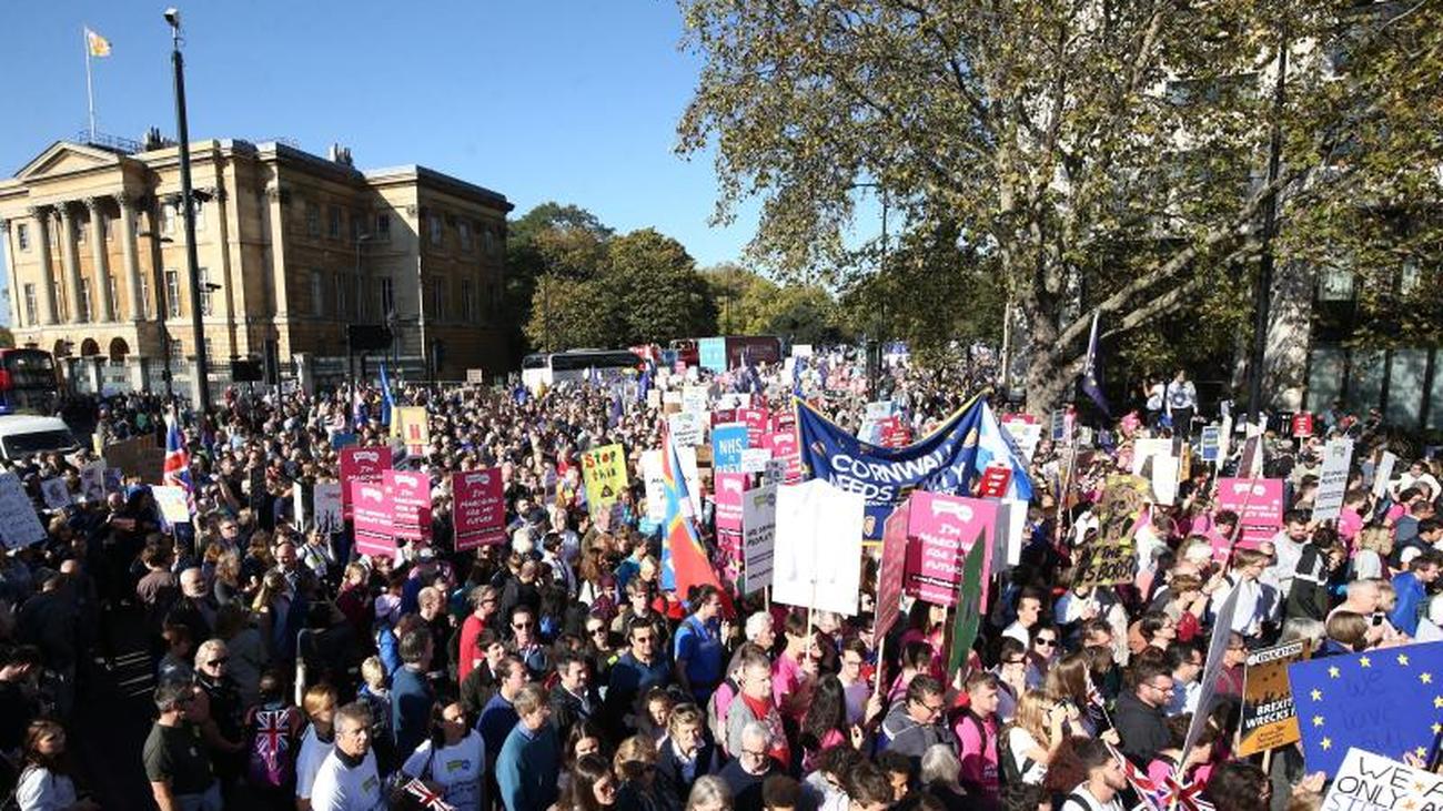 Kampagne "People's Vote": Riesen-Demonstration in London für neues ...