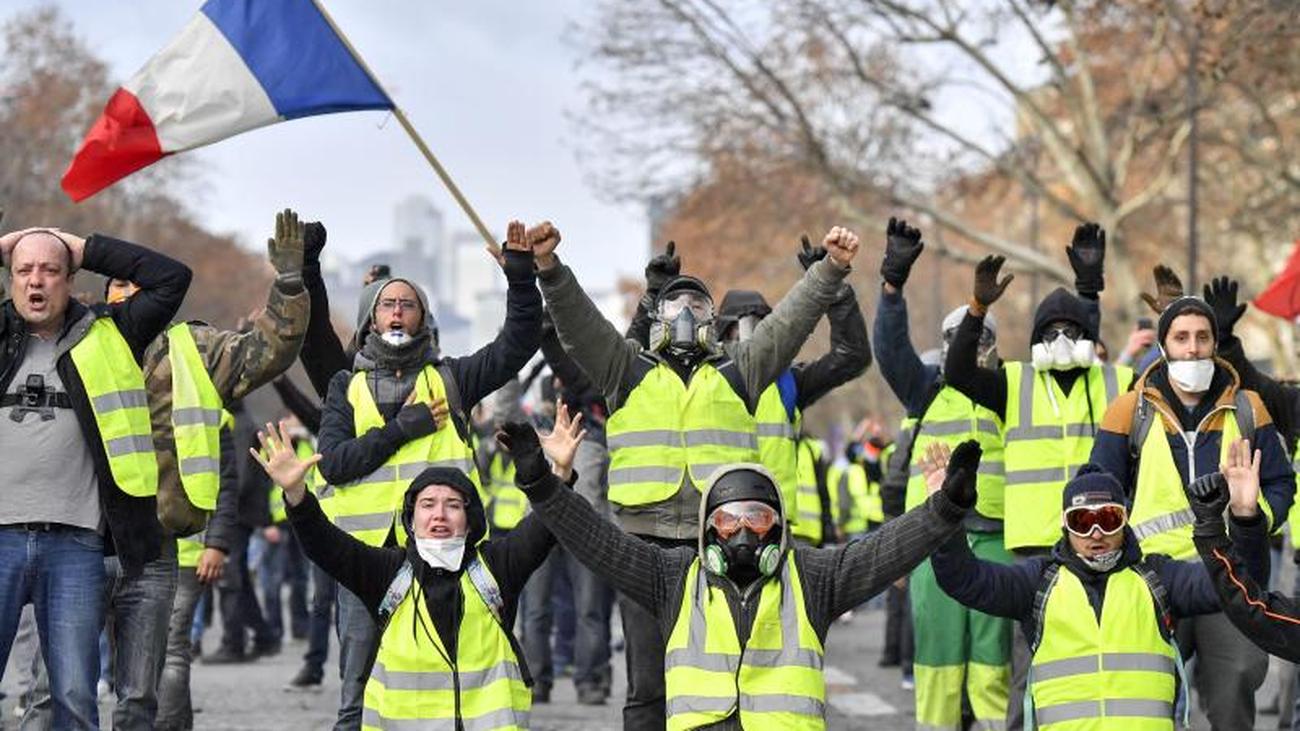 Gelbwesten-Krise in Frankreich: Macron geht mit Zugeständnissen auf ...