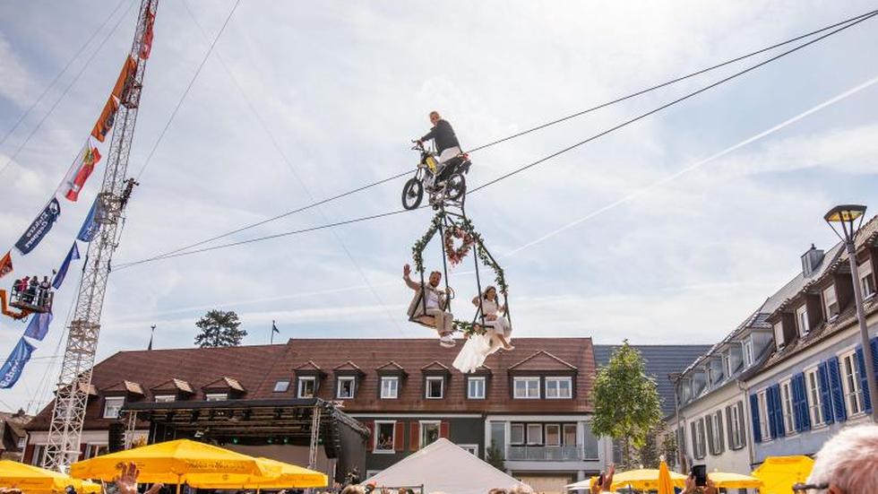 Ehe als Drahtseilakt: Artistin Anna Traber heiratet auf Hochseil | ZEIT ...
