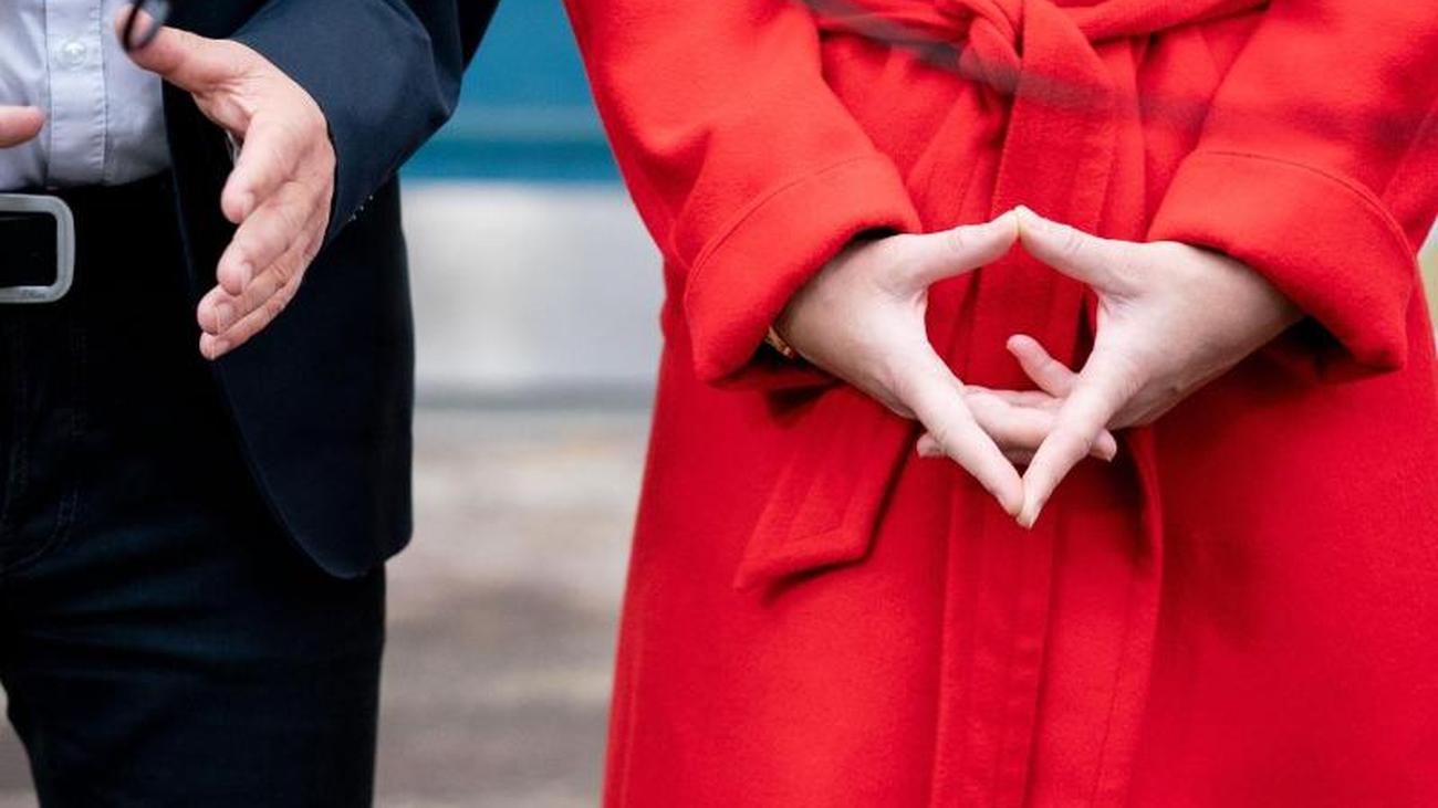 Nach der Wiederwahl: Baerbock, die Merkel-Raute und der Ehering | ZEIT ...