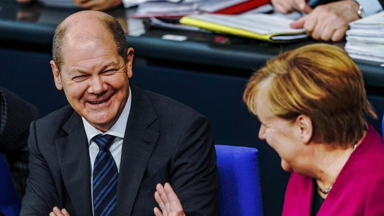 Analyse: Merkel und Scholz ganz nah: Eine gar nicht normale Debatte ... Analyse: Merkel und Scholz ganz nah: Eine gar nicht normale Debatte ...