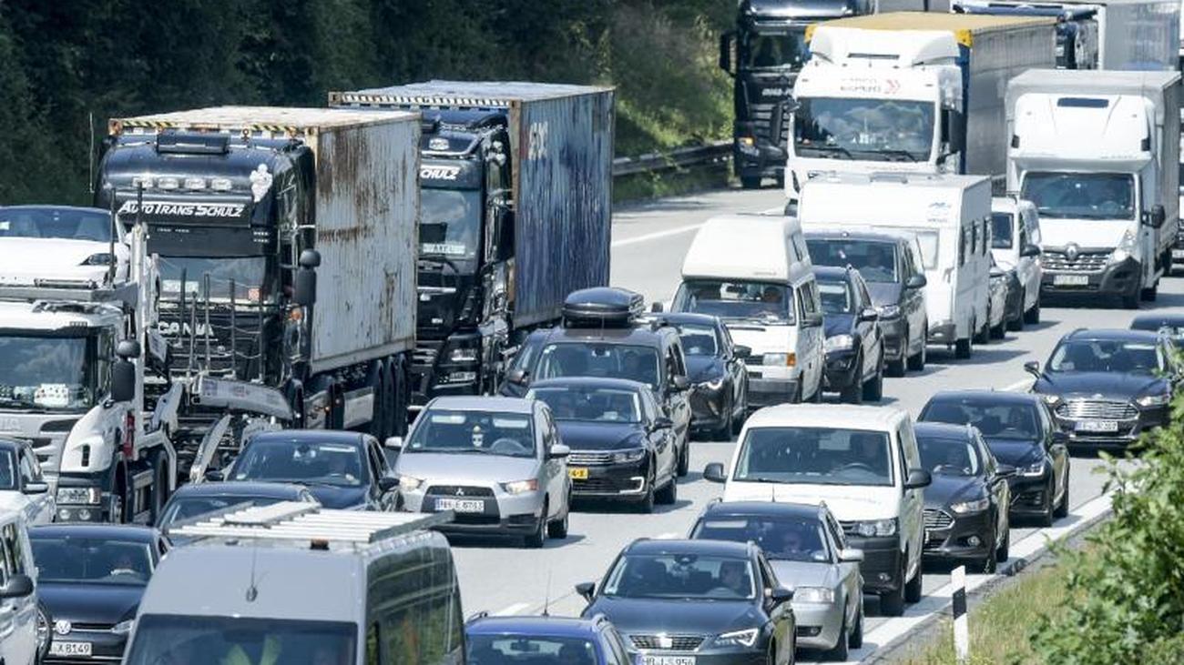 Urlaubsverkehr: Wo Sie jetzt am Wochenende im Stau stehen | ZEIT ONLINE