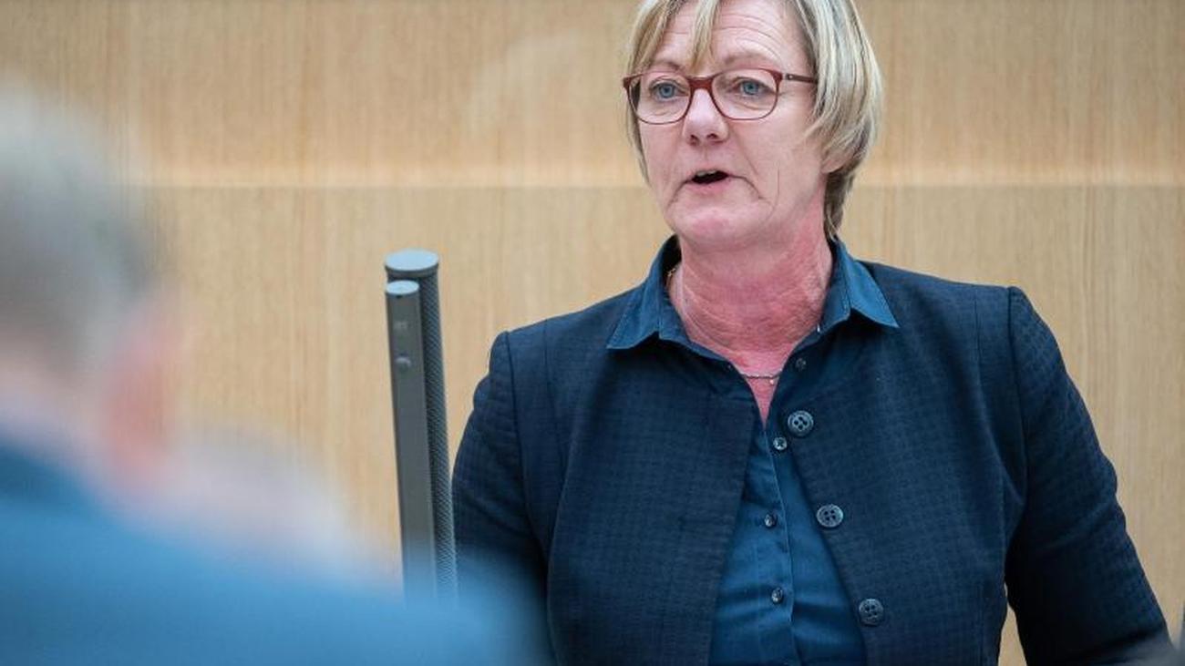 Finanzen: Sitzmann verteidigt milliardenschwere Neuverschuldung | ZEIT ...