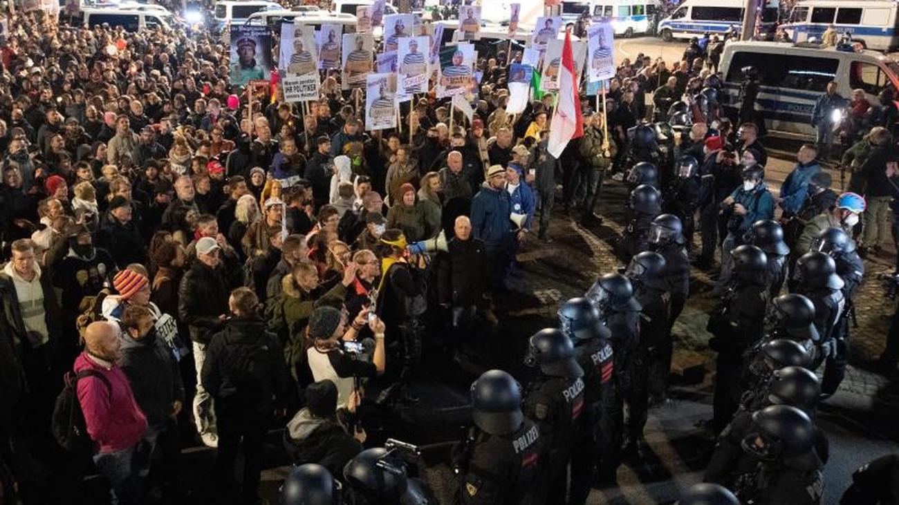 Demonstrationen: Ausschreitungen bei Auflösung von "Querdenken"-Demo ...