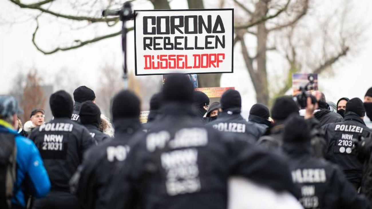 Demonstrationen: Hunderte gehen gegen "Querdenken"-Demo auf die Straße ...