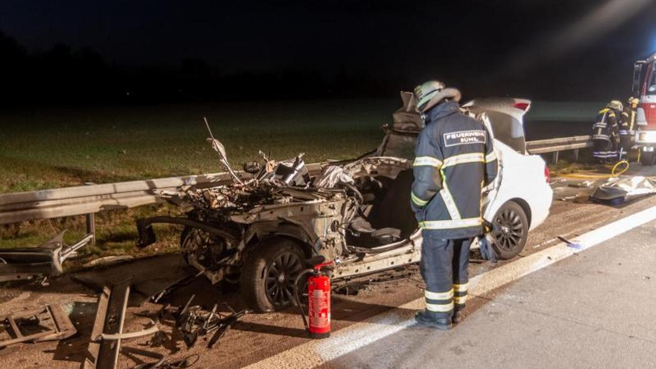 Unfälle: Auto prallt auf A5 gegen Sattelzug: Autofahrer stirbt | ZEIT ... Unfälle: Auto prallt auf A5 gegen Sattelzug: Autofahrer stirbt | ZEIT ...