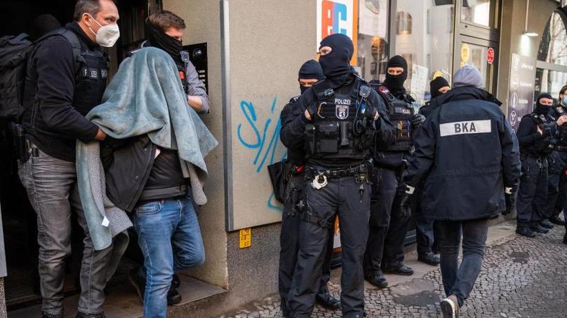 Kriminalität: 500 Polizisten bei Razzia gegen Clan-Mitglieder im ... Kriminalität: 500 Polizisten bei Razzia gegen Clan-Mitglieder im ...