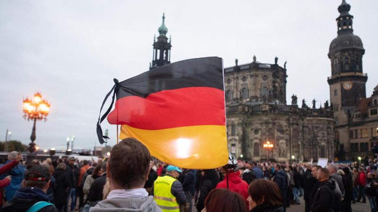 Demonstrationen: Dresden verbietet "Querdenken"-Demos: Juristisches ...