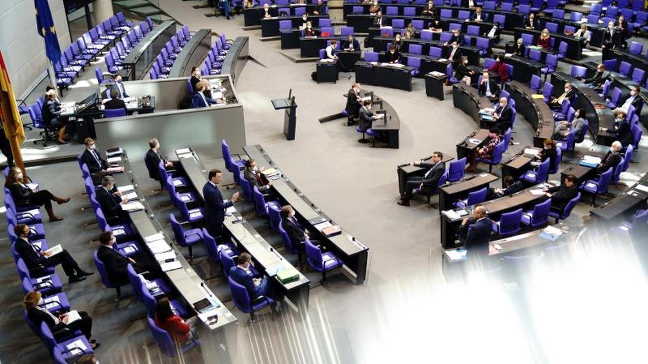 Parteien: Linke in Berlin wählt ihre Landesliste für den Bundestag ...