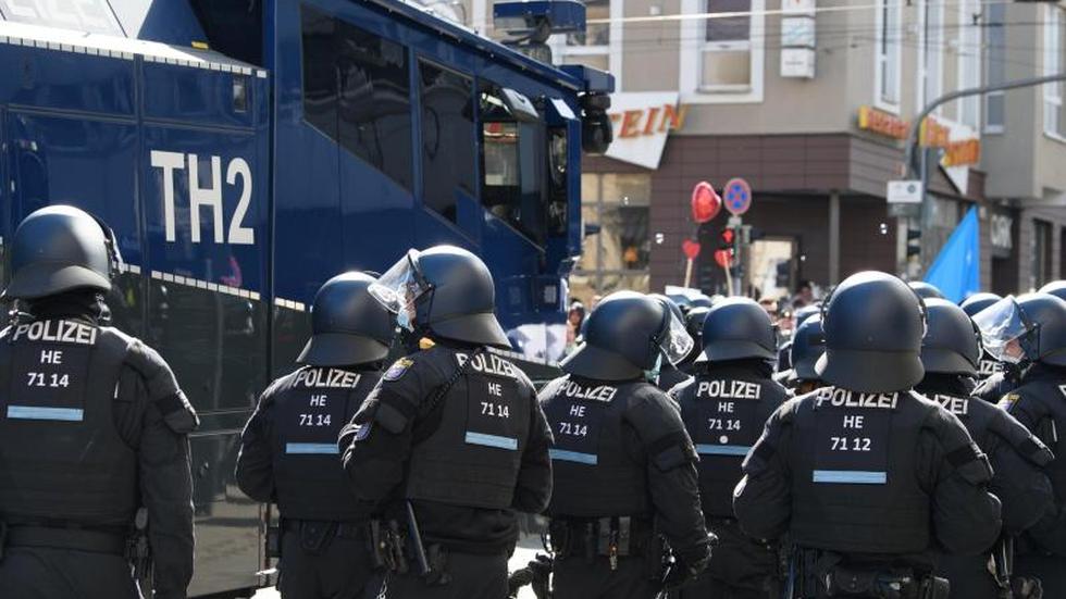 Demonstrationen: Polizei verteidigt Vorgehen bei Demo in Kassel | ZEIT ...