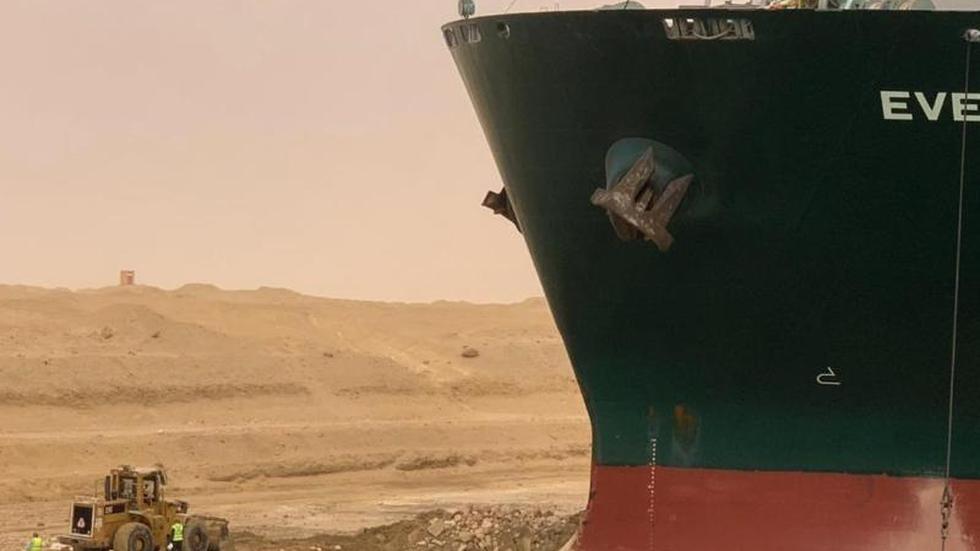 Schifffahrt: Stau im Suezkanal - Auswirkungen befürchtet | ZEIT ONLINE