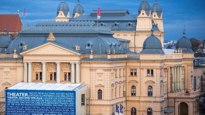 Theater: Staatstheater eröffnet Saison mit neuem Intendanten | ZEIT ONLINE
