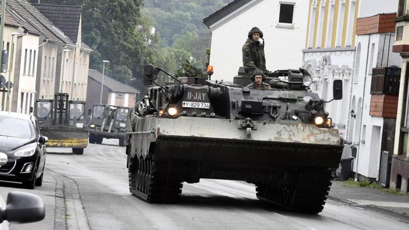 Wetter: Bundeswehr setzt bei Rettung Panzer und Hubschrauber ein | ZEIT ...