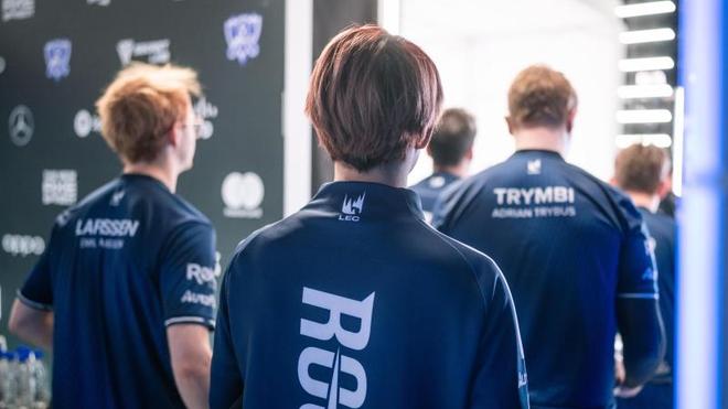Cloud9 überraschend weiter: Rogue reißt Favorit FPX bei LoL Worlds mit ins Aus | DIE ZEIT