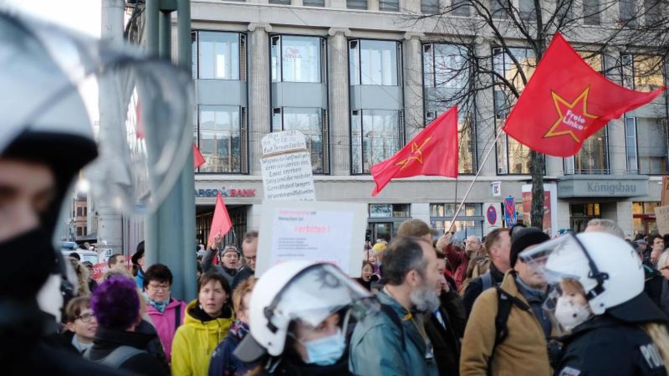 Demonstrationen: Demo gegen Maßnahmen: Aufzug über Leipziger Ring ... Demonstrationen: Demo gegen Maßnahmen: Aufzug über Leipziger Ring ...
