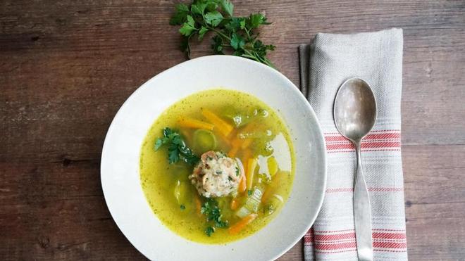 An die Löffel: Silvestersuppe mit Lauch, Möhren und Semmelknödeln | DIE ...