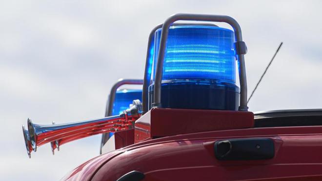 Brände: Feuerwehr rettet acht Personen aus brennendem Haus | ZEIT ONLINE