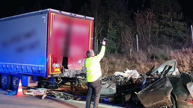 Unfälle: Auto stößt auf A9 mit Lkw zusammen: Ein Toter | ZEIT ONLINE